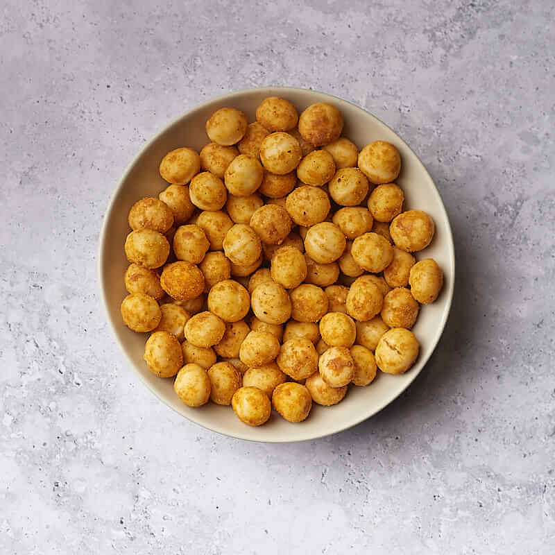 Roasted macadamia nuts with curry